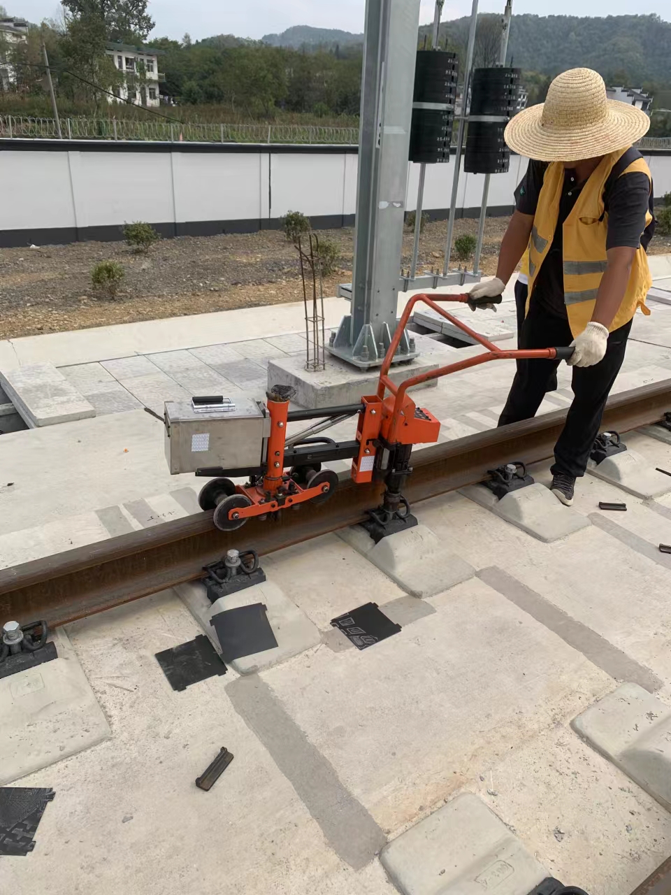 Battery-powered rail coachscrewing machine-Wuhan Linkage Track Equipment Co,Ltd